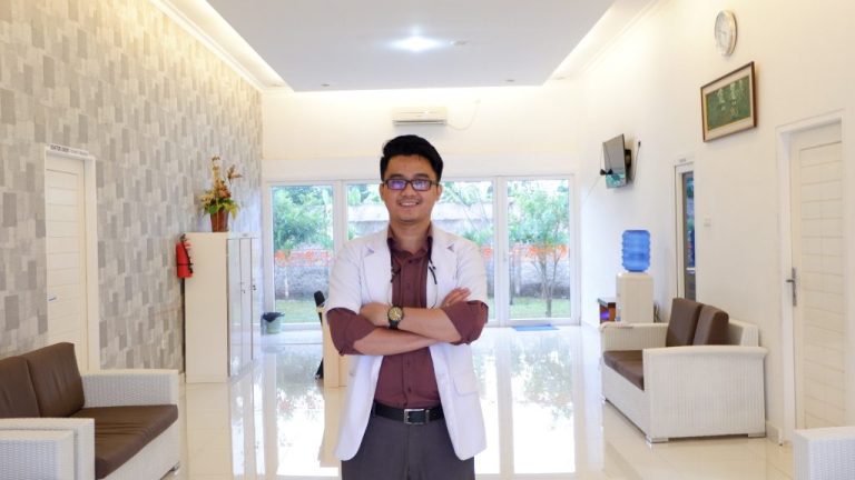 Dokter Gigi Terbaik Palembang: drg. Adi Pratama (Klinik Mitra)